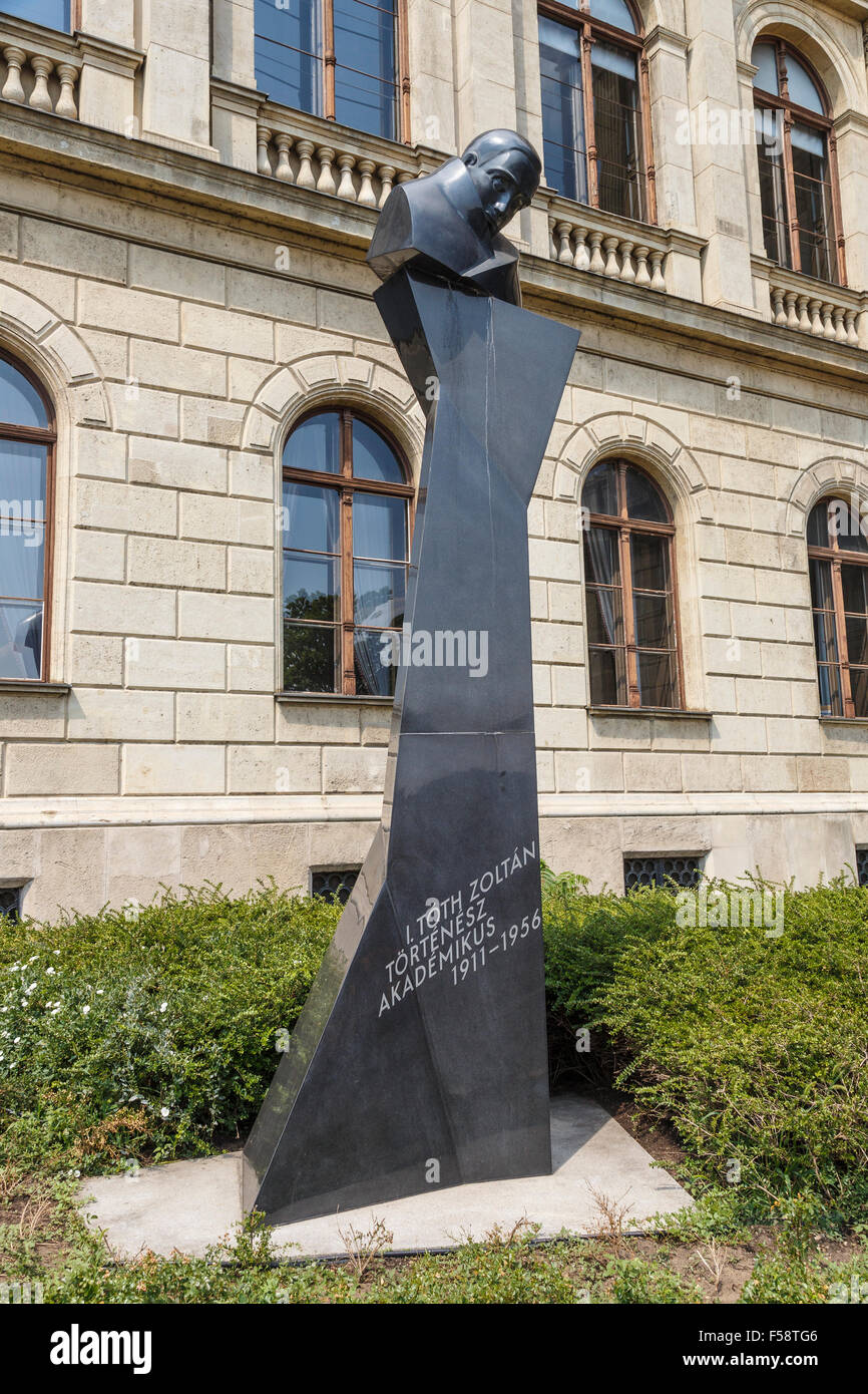 The 4m high granite sculpture and bust of I.Toth Zoltan in Budapest ...