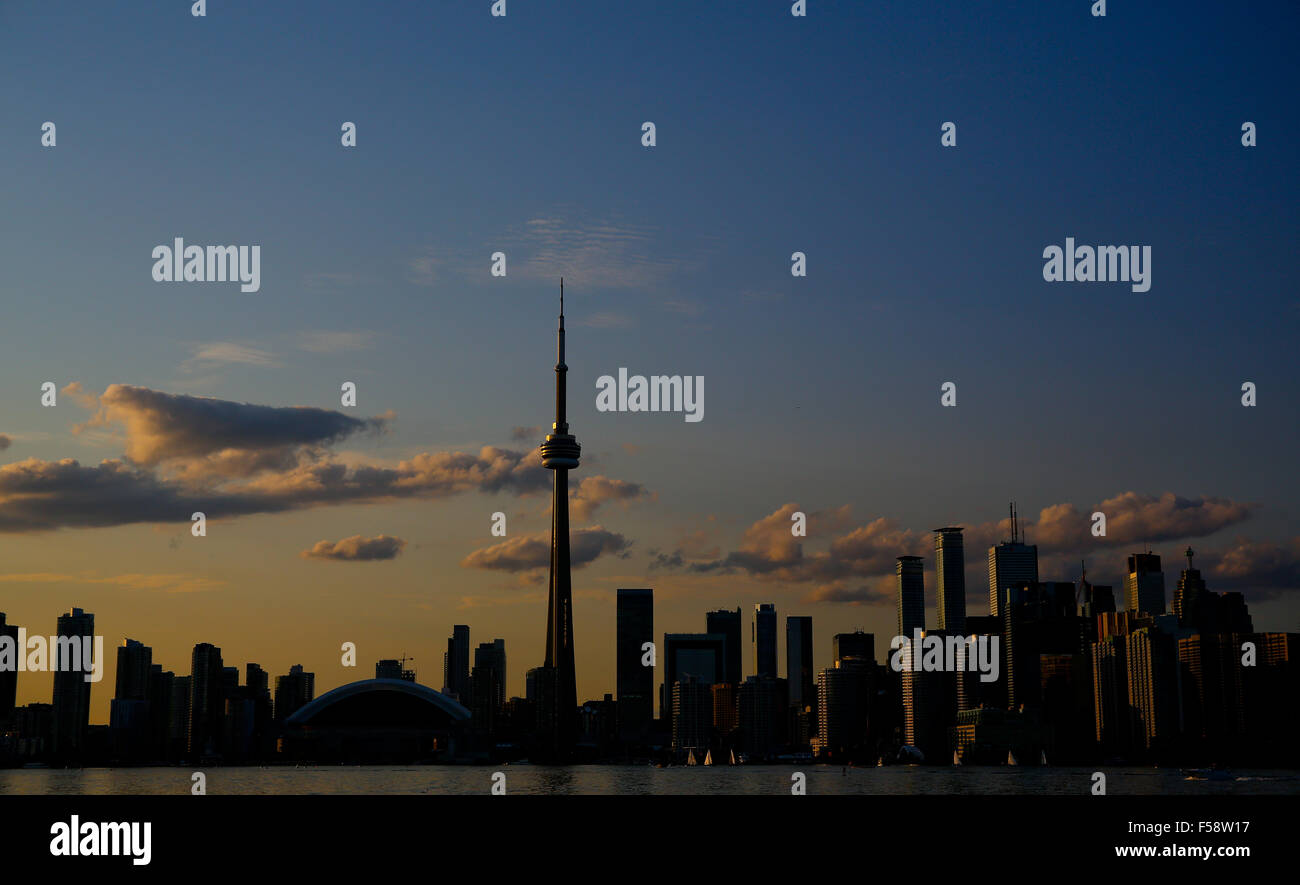 The CN Tower, Toronto skyline silhouetted at sunset Stock Photo - Alamy