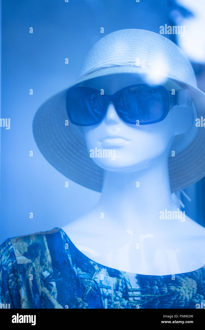 Shop dummy fashion mannequin in store boutique shop window artistic ...