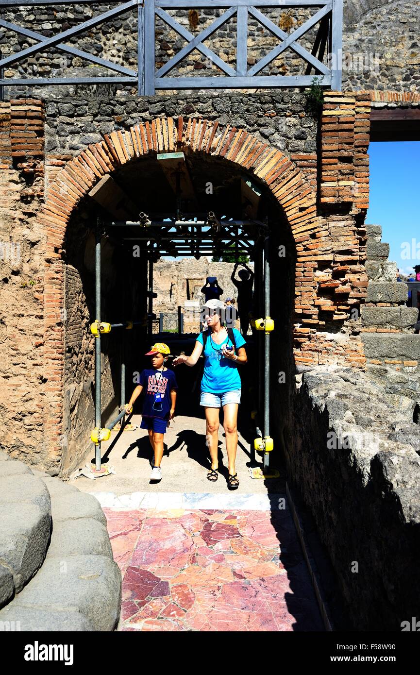People walking under scaffolding hi-res stock photography and images ...