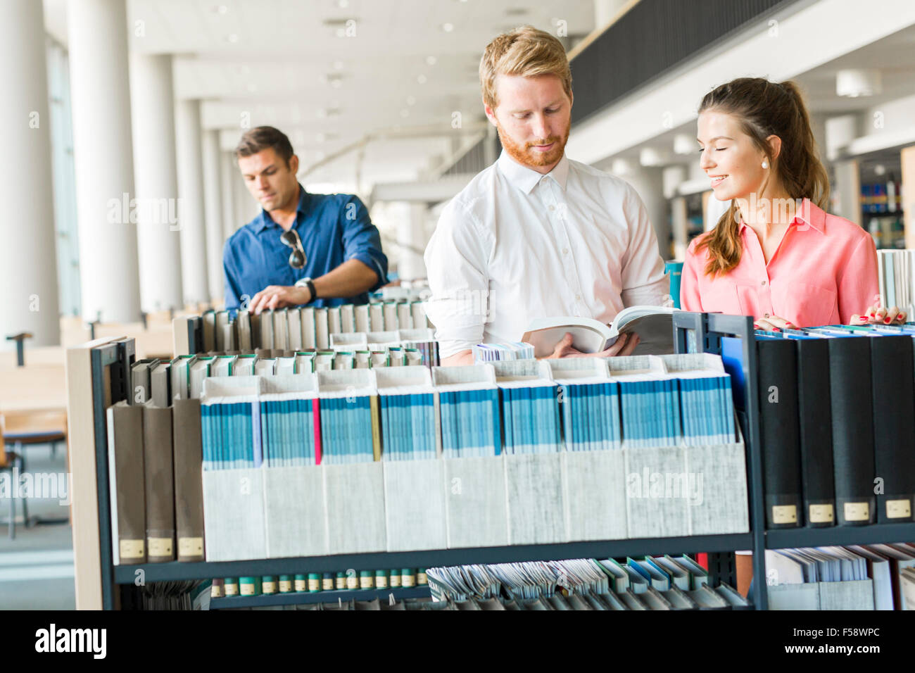 Searching for books hi-res stock photography and images - Alamy