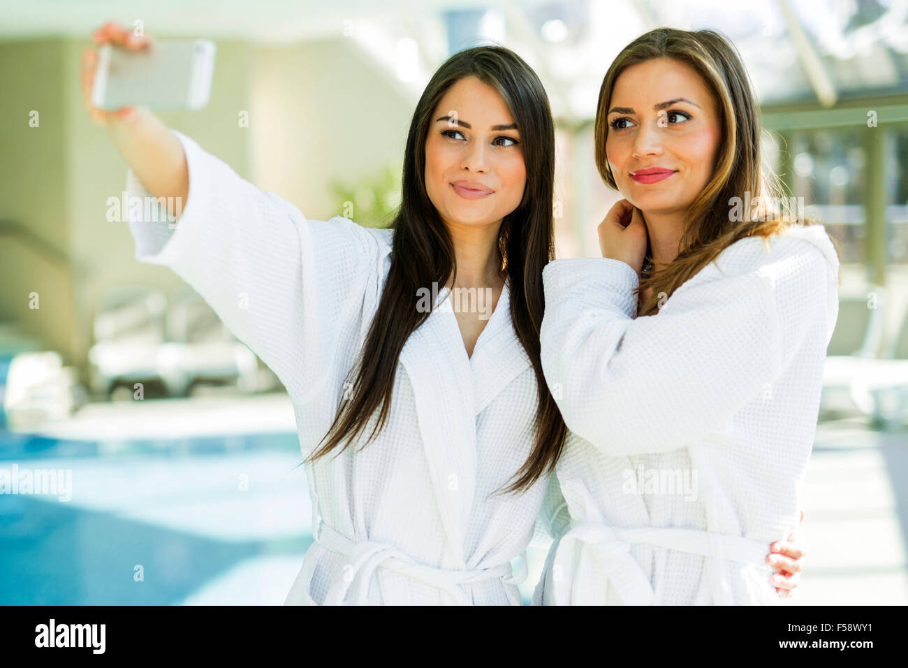 Girls taking a photograph hi-res stock photography and images - Alamy