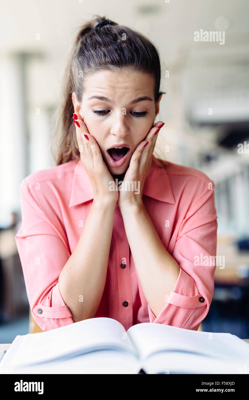 Reading in a library hi-res stock photography and images - Alamy