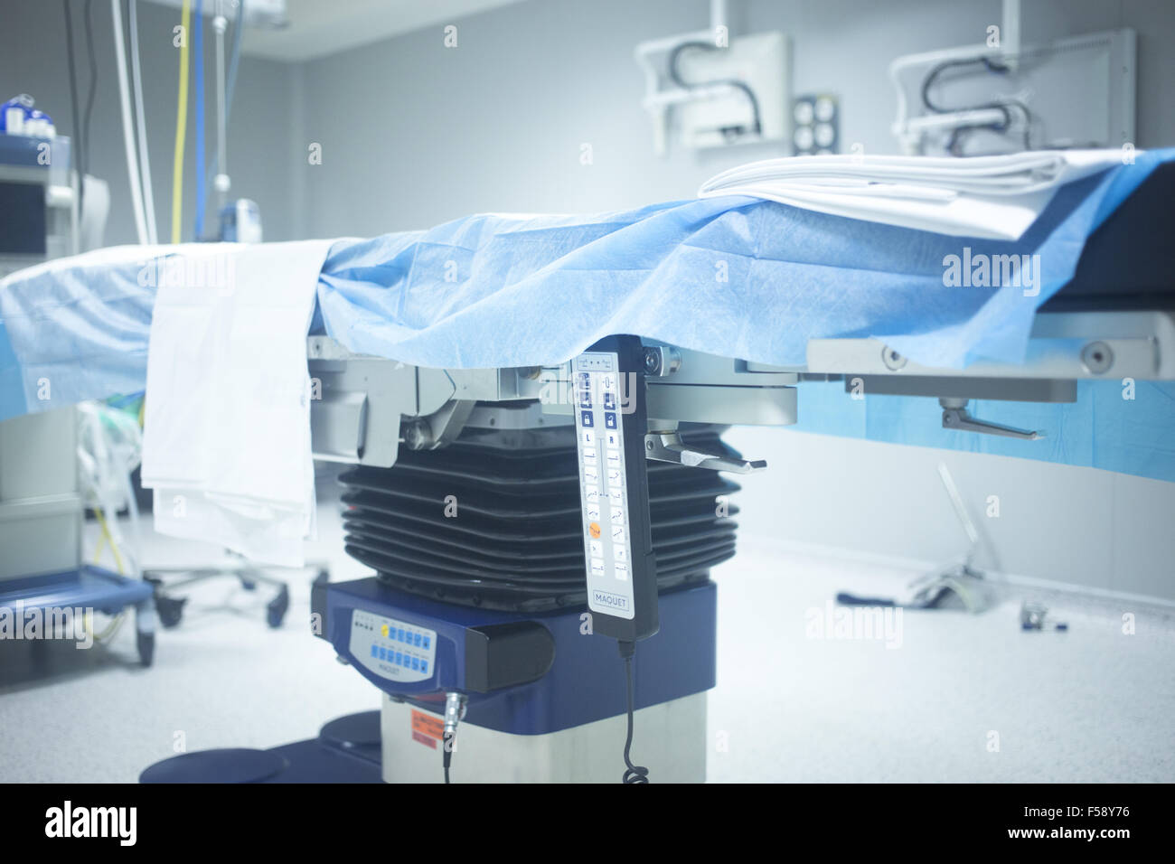 Traumatology orthopedic surgery hospital emergency operating room bed ...