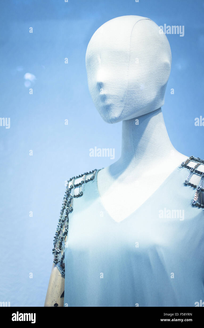 Shop dummy fashion mannequin in store boutique shop window artistic ...