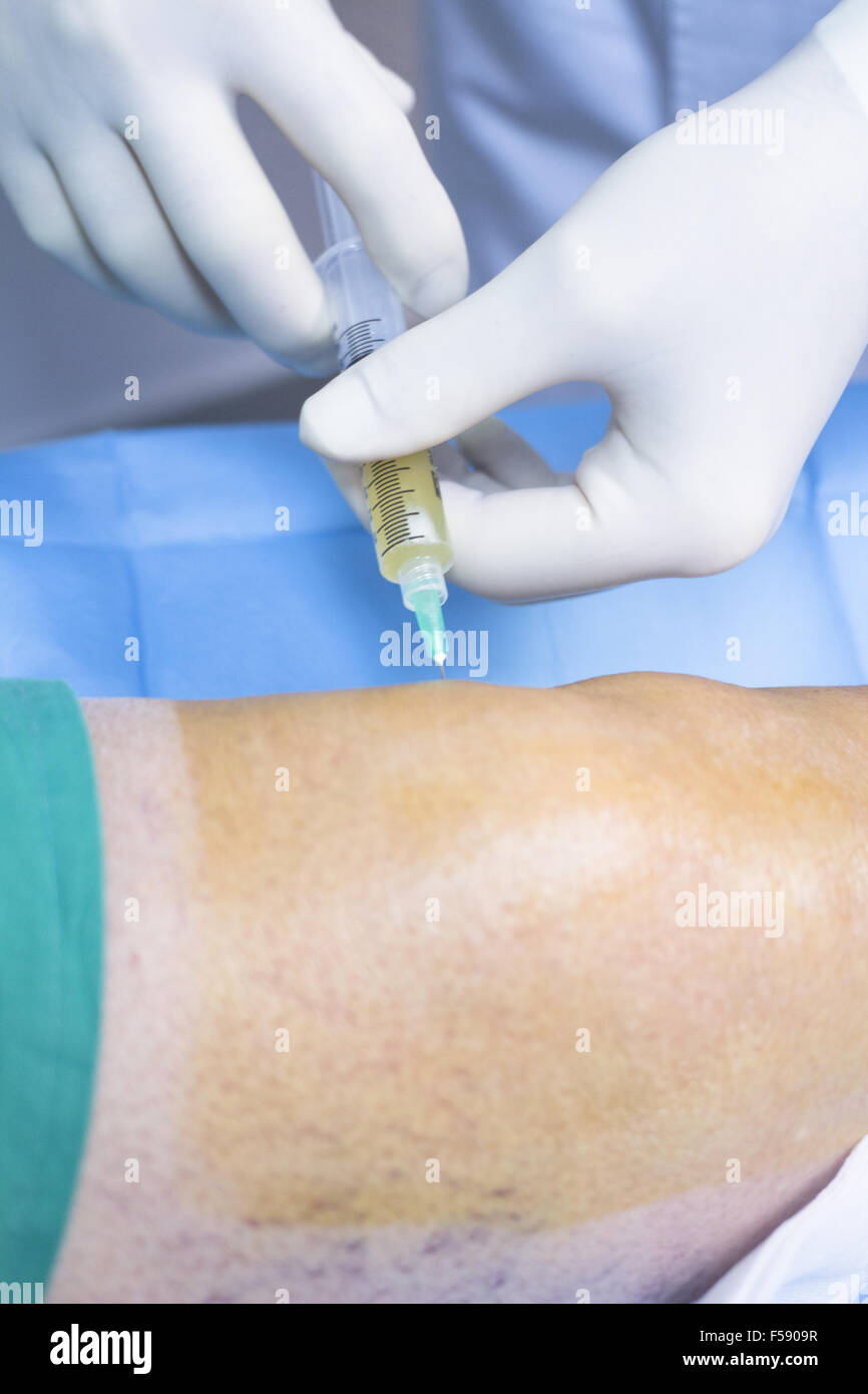 Doctor injecting platelet rich hi-res stock photography and images - Alamy