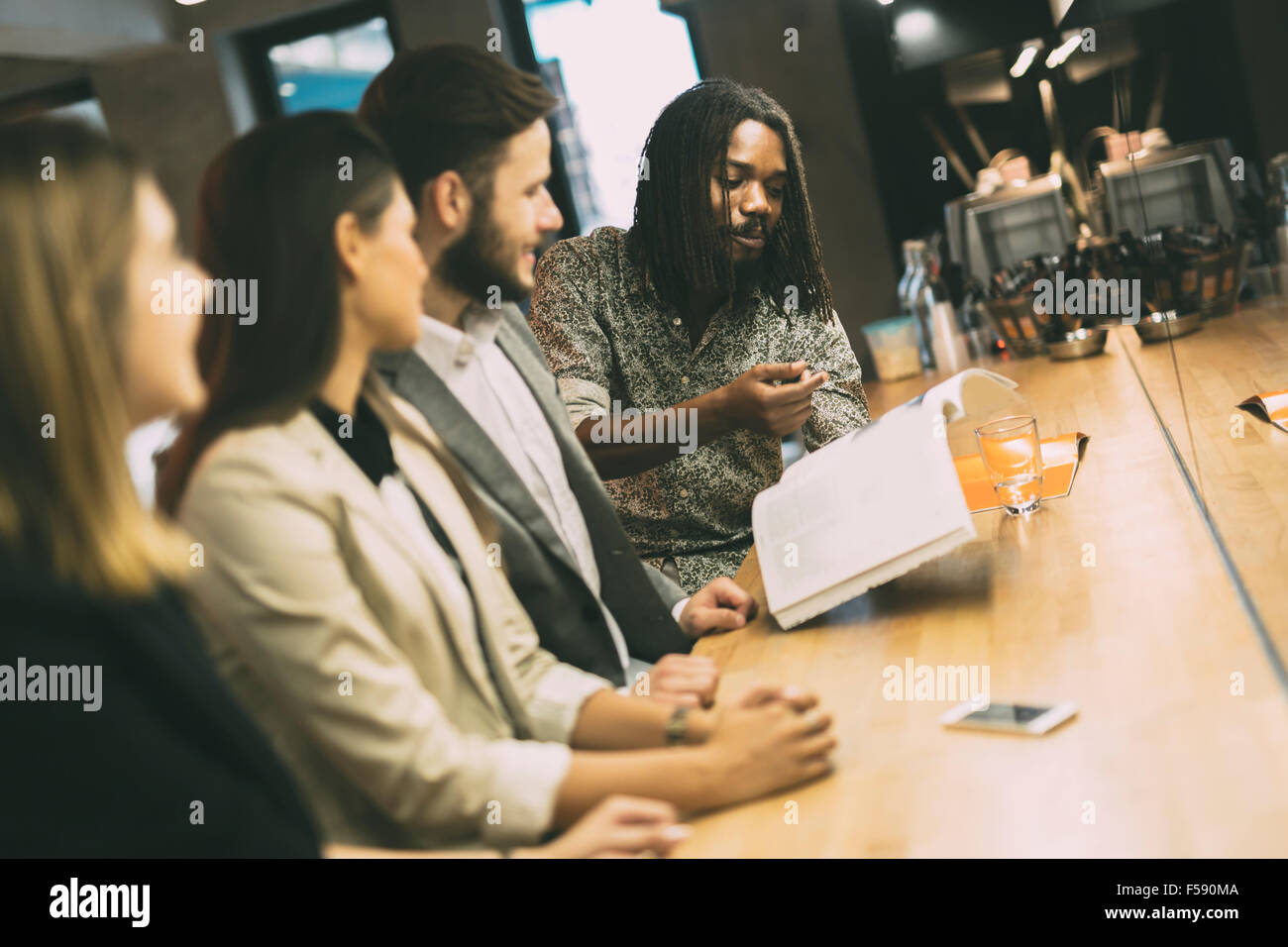 Group of people talking hi-res stock photography and images - Alamy