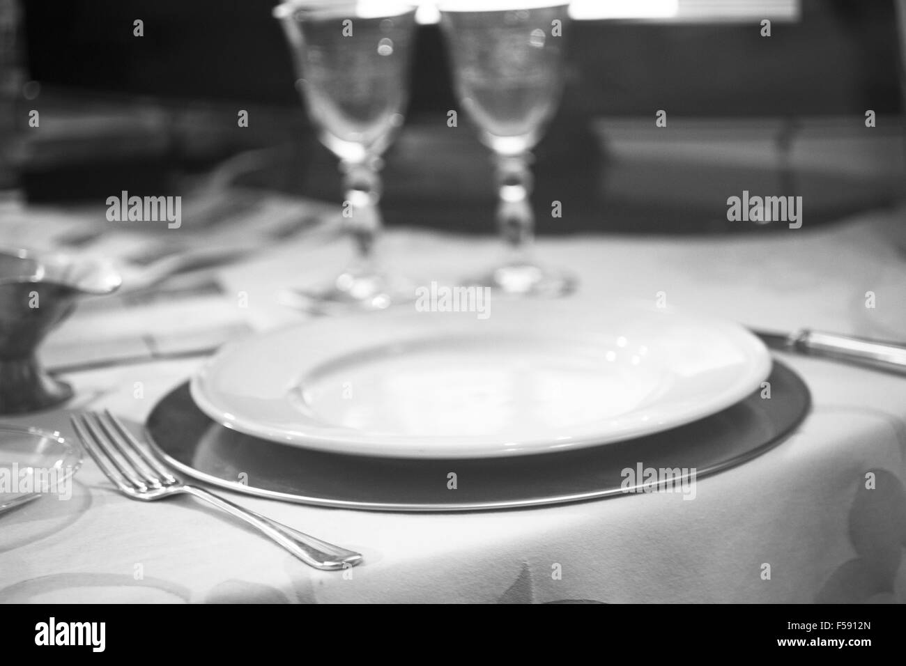 Shop dummy fashion mannequin in store boutique shop window artistic ...