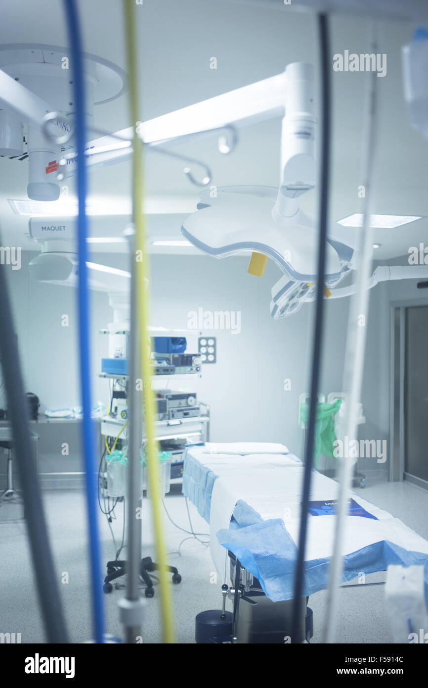 Traumatology orthopedic surgery hospital emergency operating room bed ...