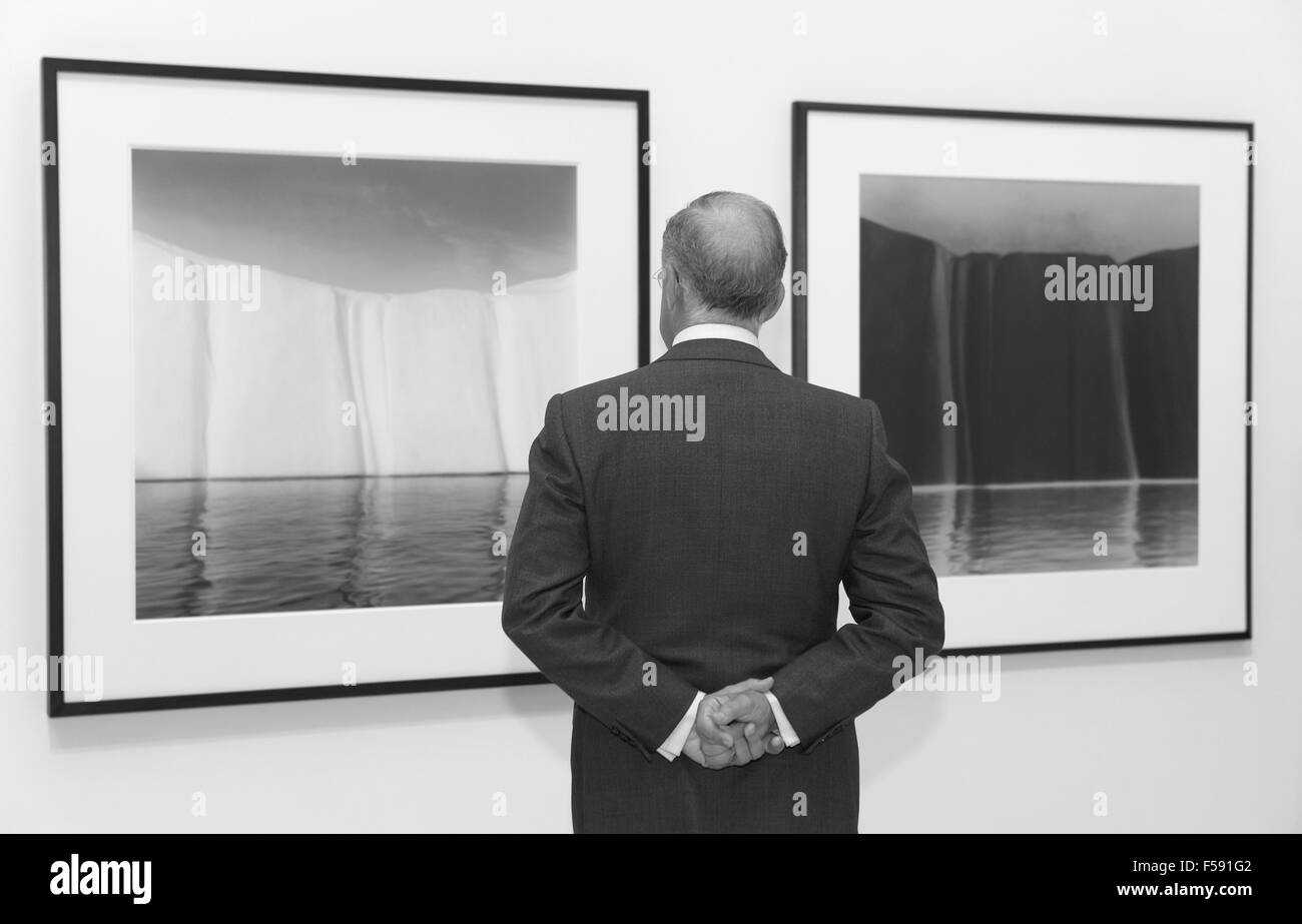 Man in art museum Black and White Stock Photos & Images - Alamy