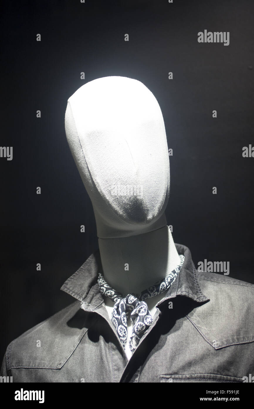 Shop dummy fashion mannequin in store boutique shop window artistic ...