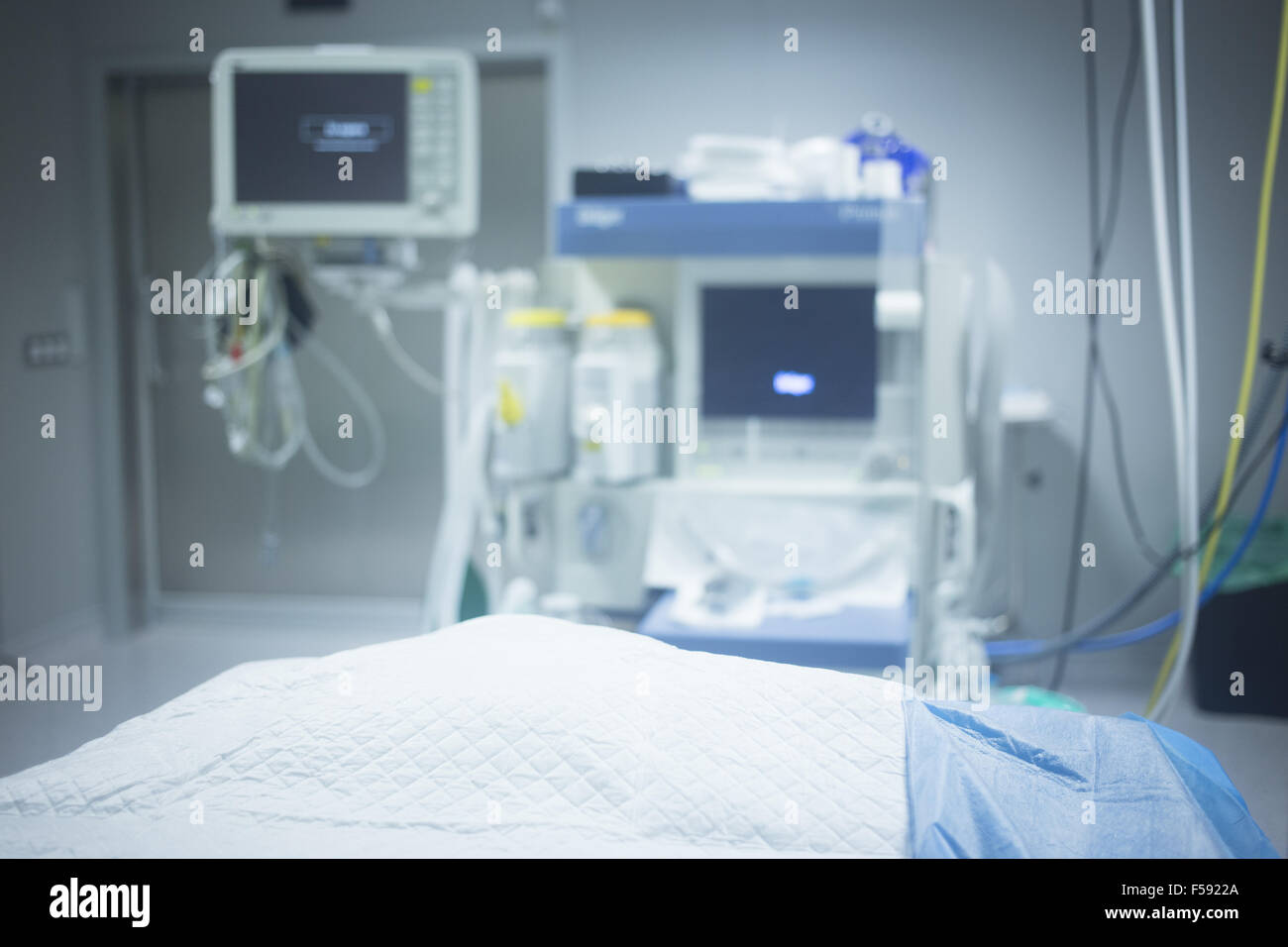 Traumatology orthopedic surgery hospital emergency operating room bed ...