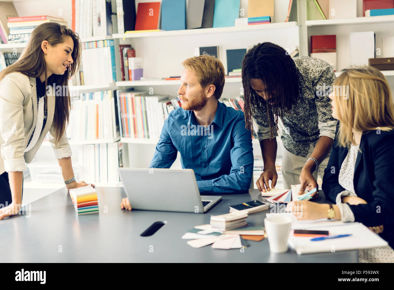 Brainstorming between colleagues at work Stock Photo - Alamy