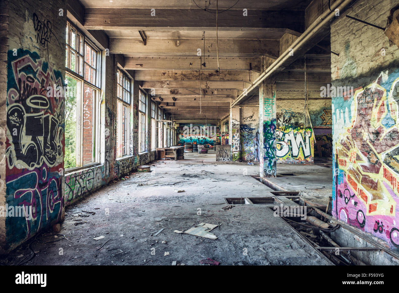 Messy warehouse hi-res stock photography and images - Alamy