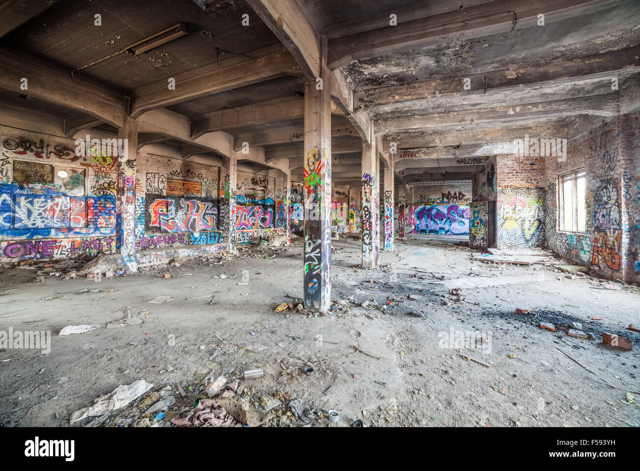 Messy warehouse hi-res stock photography and images - Alamy