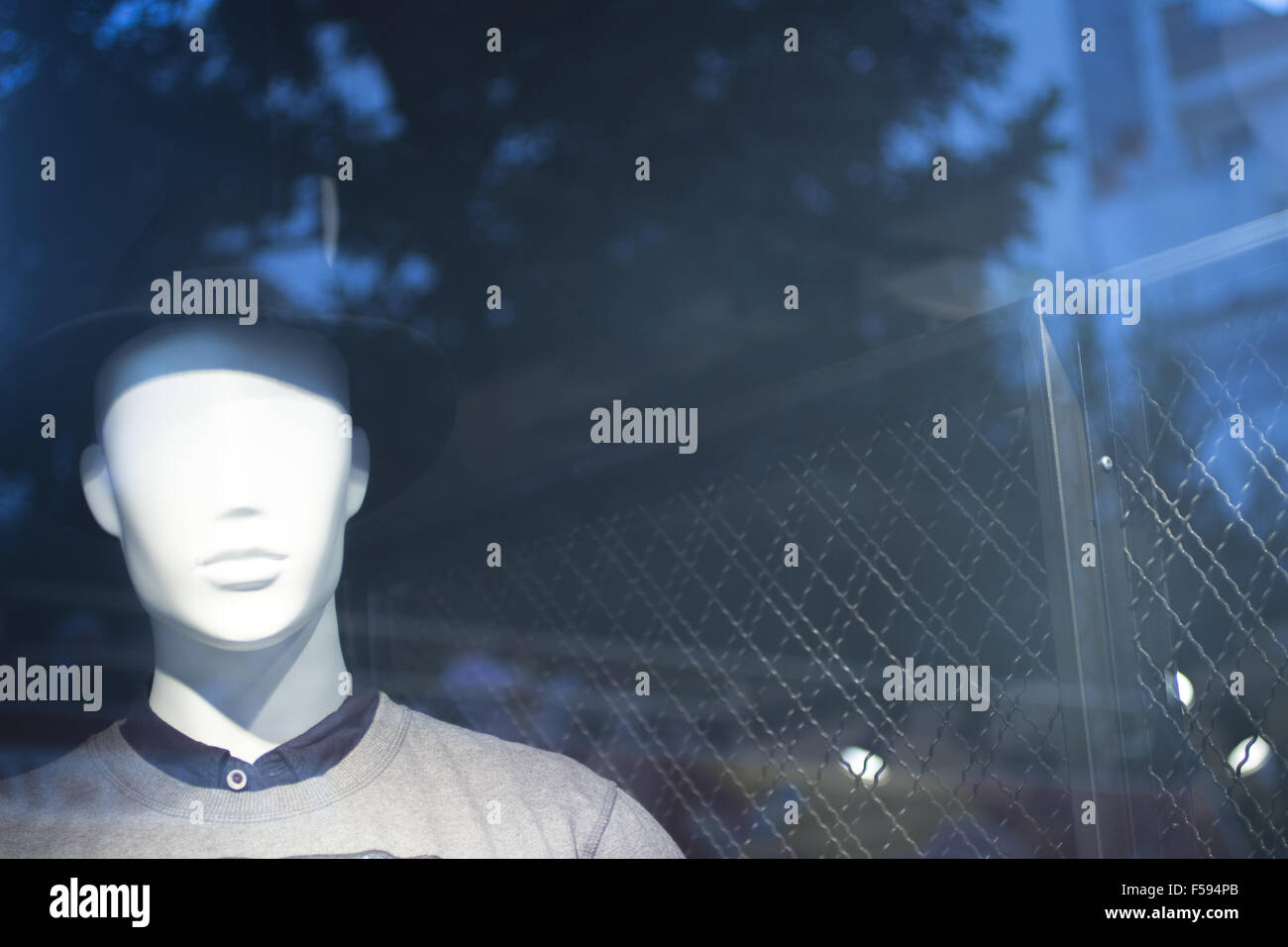 Shop dummy fashion mannequin in store boutique shop window artistic ...