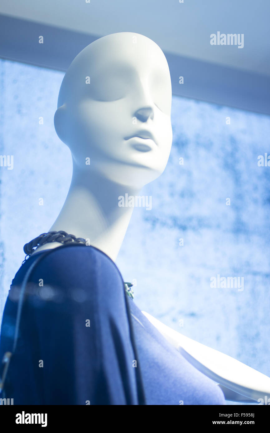 Shop dummy fashion mannequin in store boutique shop window artistic ...