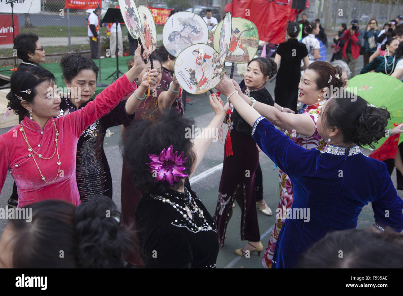 Women show off Chinese female fashion at the Chinese Autumn Festival ...