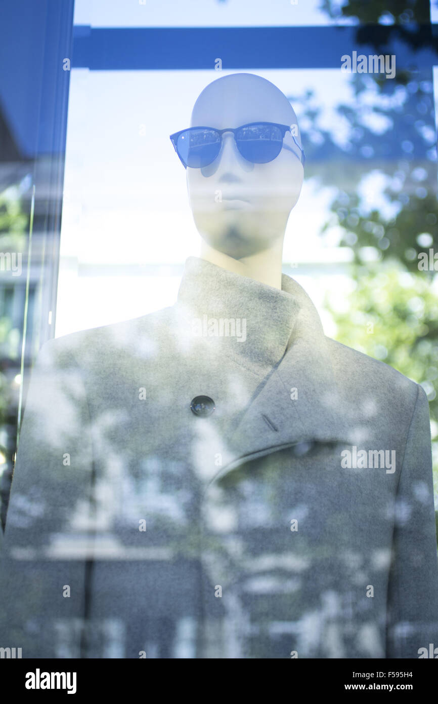 Shop dummy fashion mannequin in store boutique shop window artistic ...