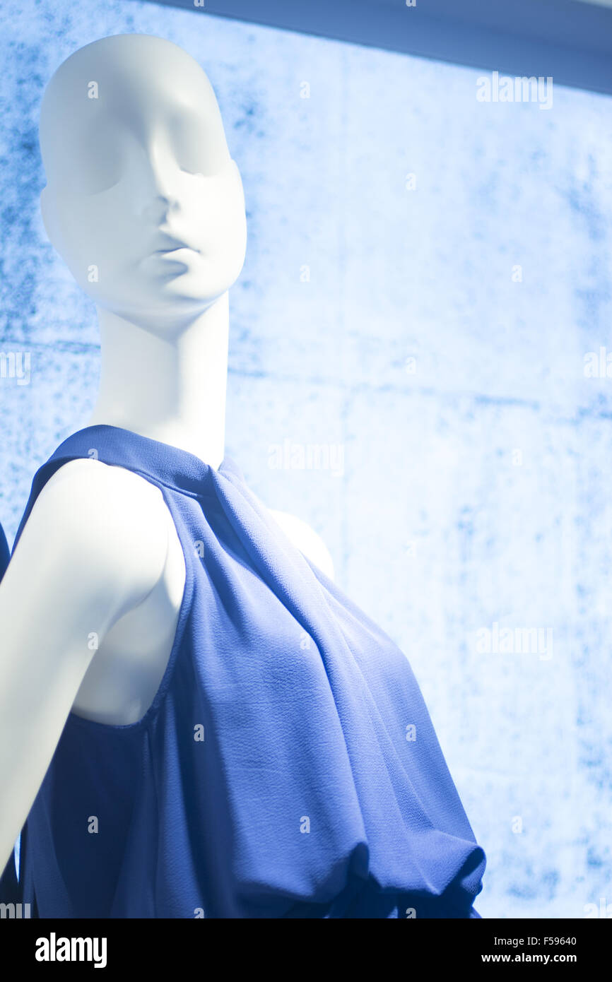 Shop dummy fashion mannequin in store boutique shop window artistic ...