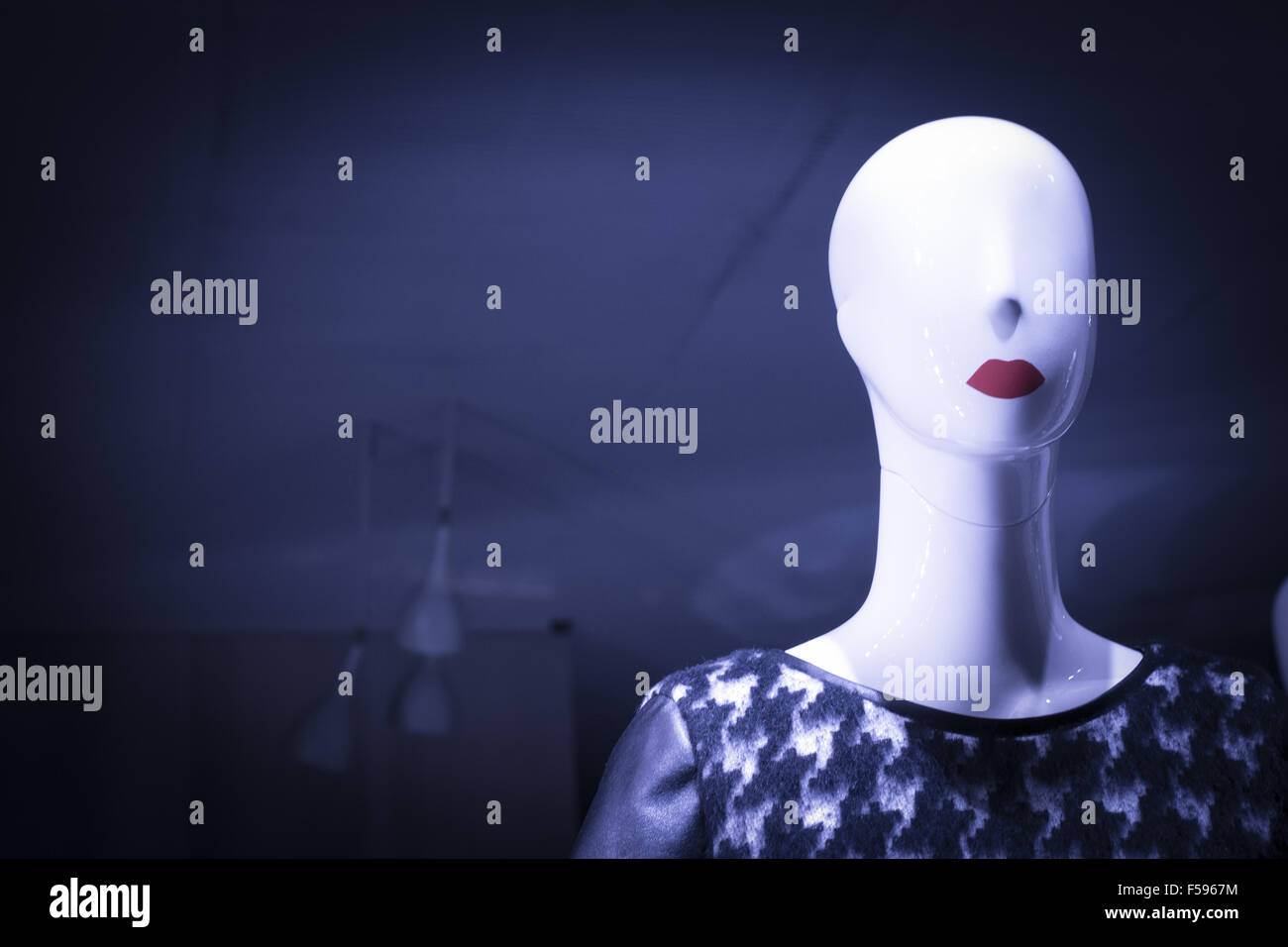 Shop dummy fashion mannequin in store boutique shop window photo Stock ...