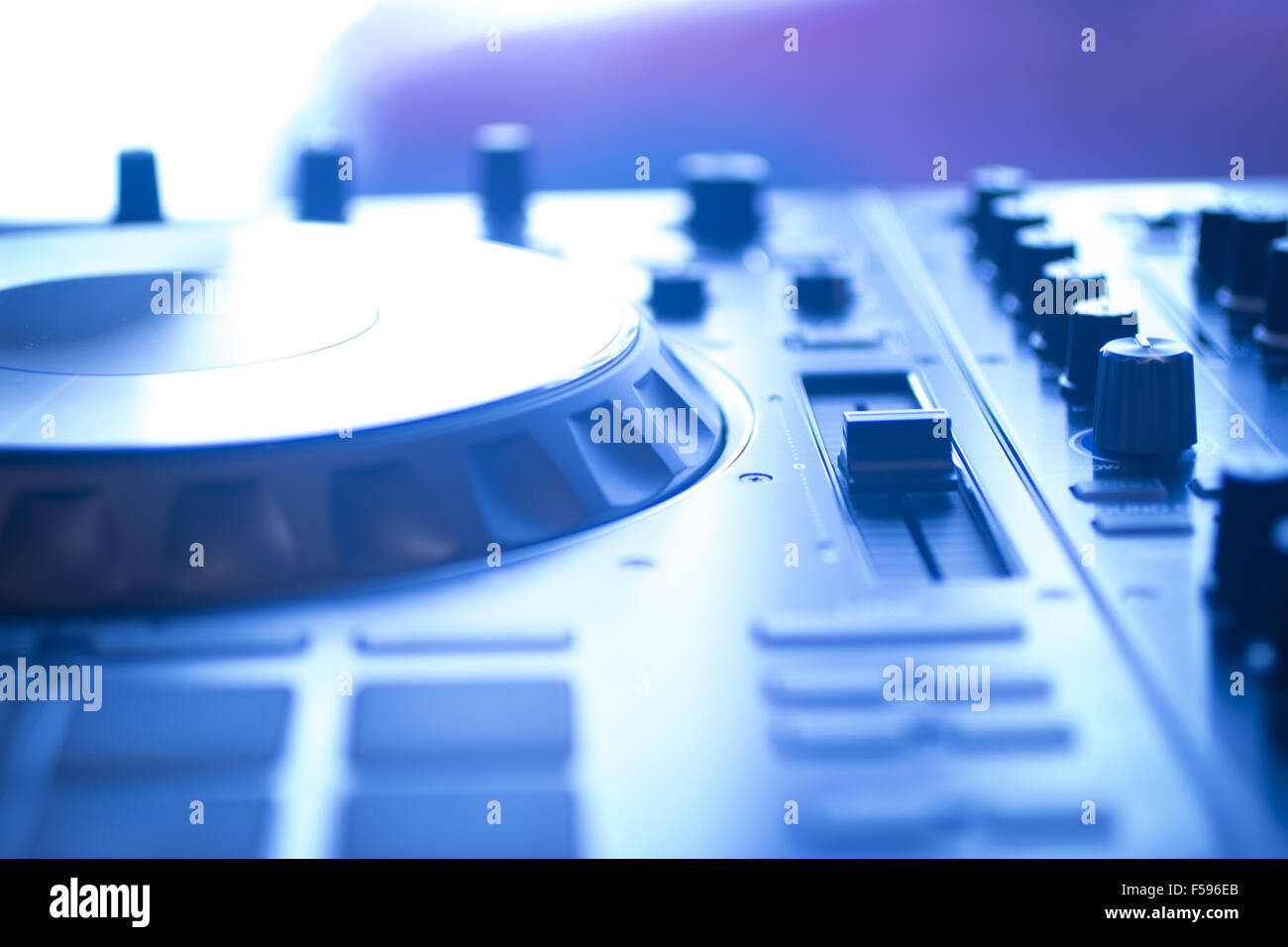 DJ console cd mp4 deejay mixing desk Ibiza house techno dance music ...