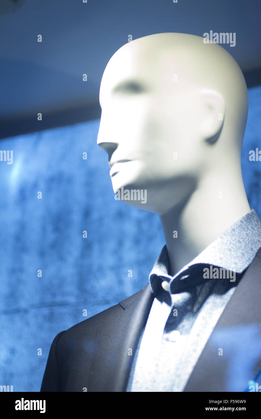 Shop dummy fashion mannequin in store boutique shop window artistic ...