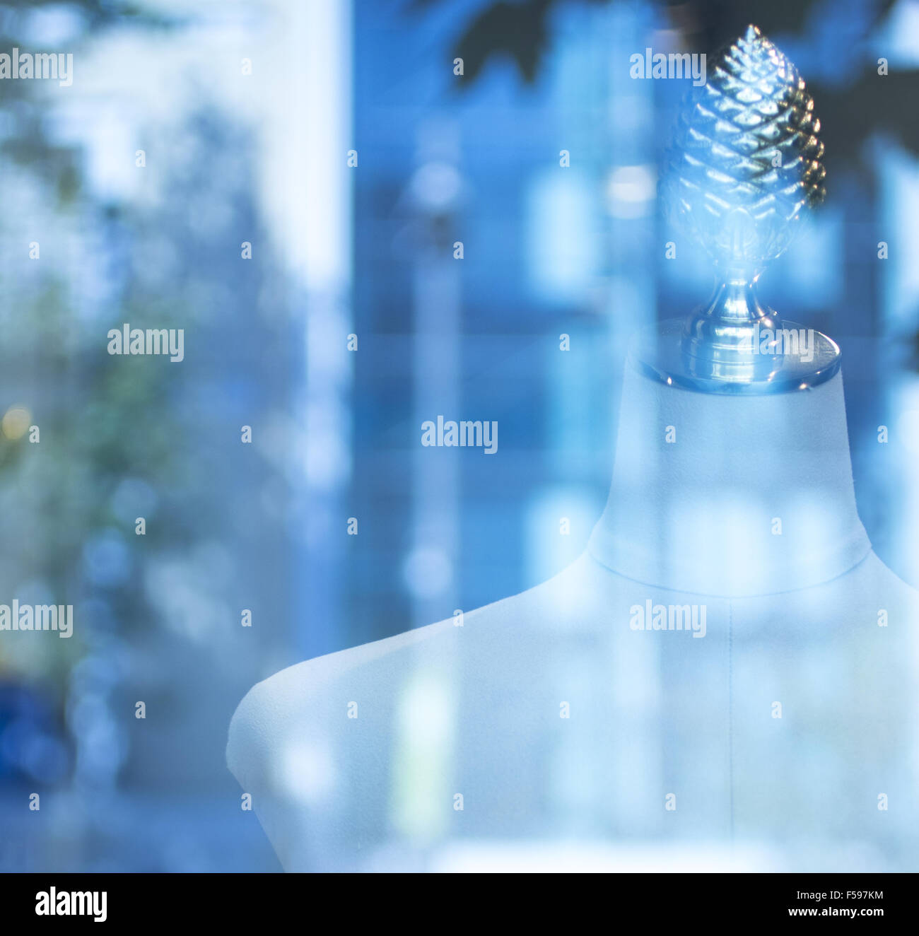 Shop dummy fashion mannequin in store boutique shop window artistic ...