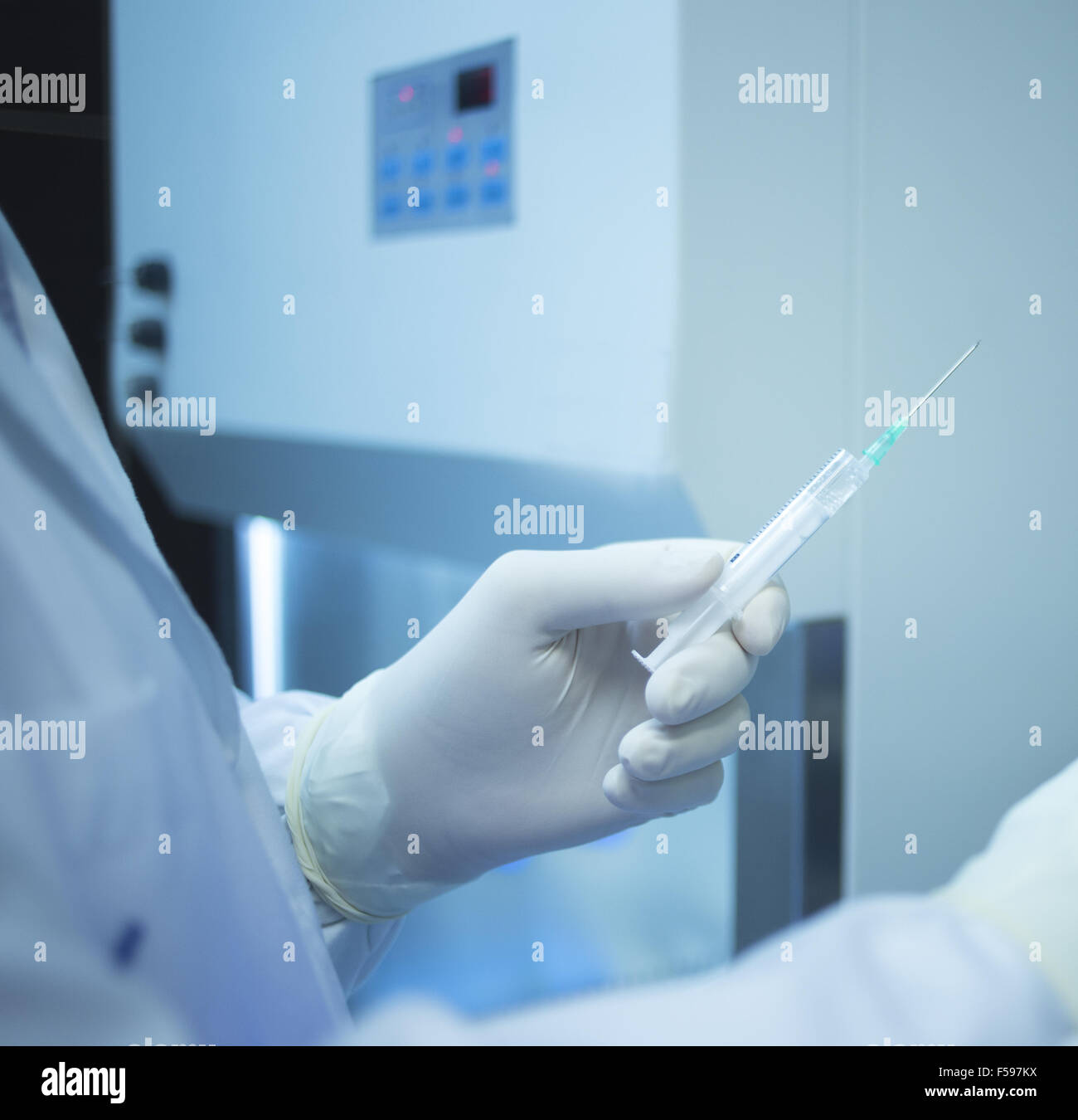 Male Traumatology and Orthopedics surgeon doctorpreaparing injection in ...