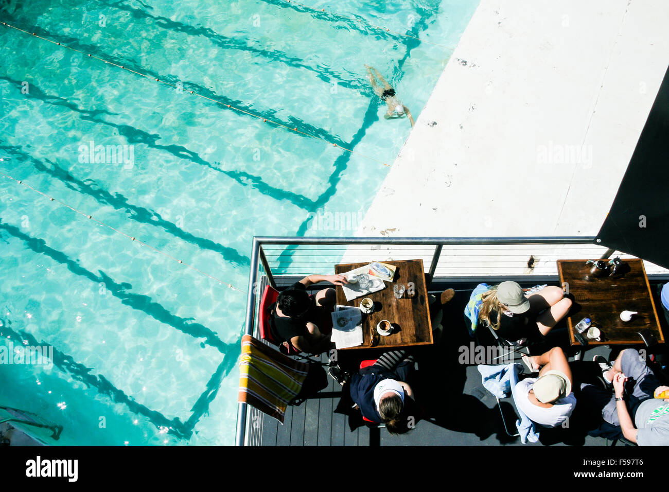BONDI BEACH, AUSTRALIA Sydney-siders enjoying breakfast in the sun at ...