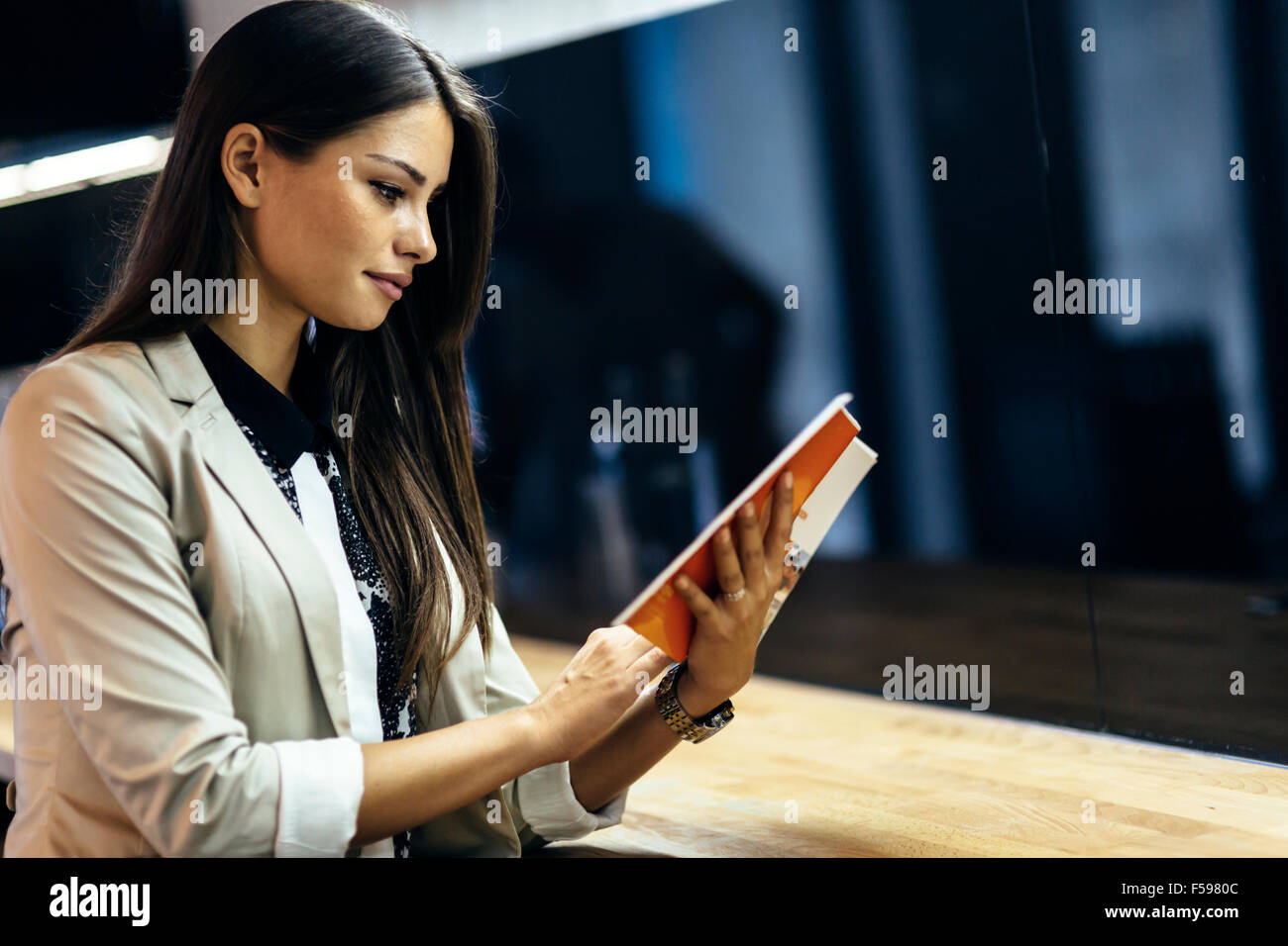 Elegant beautiful young woman reading Stock Photo - Alamy
