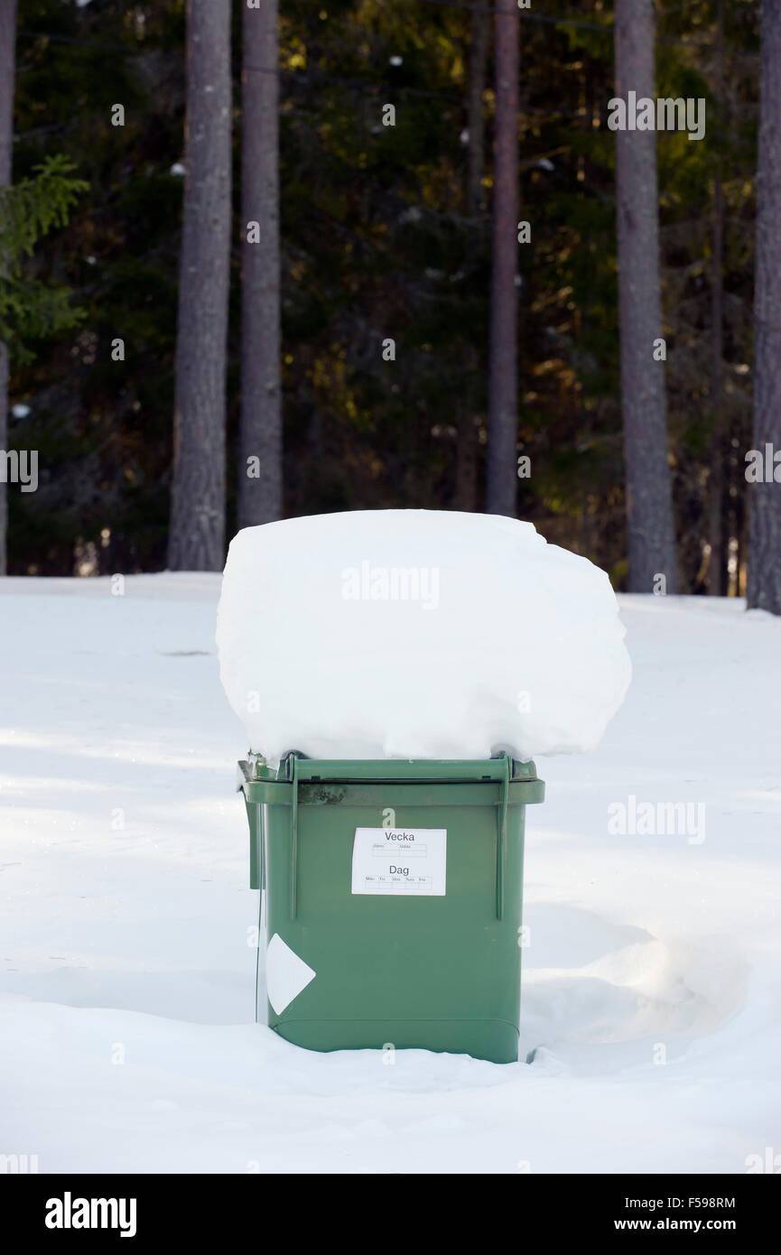 Snow-capped garbage can Stock Photo - Alamy