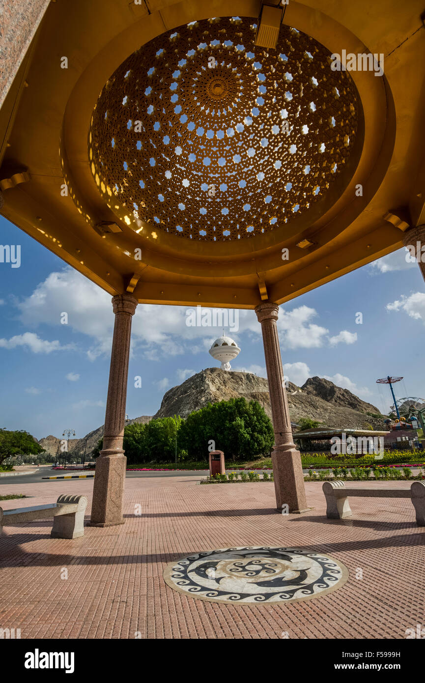 Muscat street scene on the corniche, promenade Stock Photo - Alamy