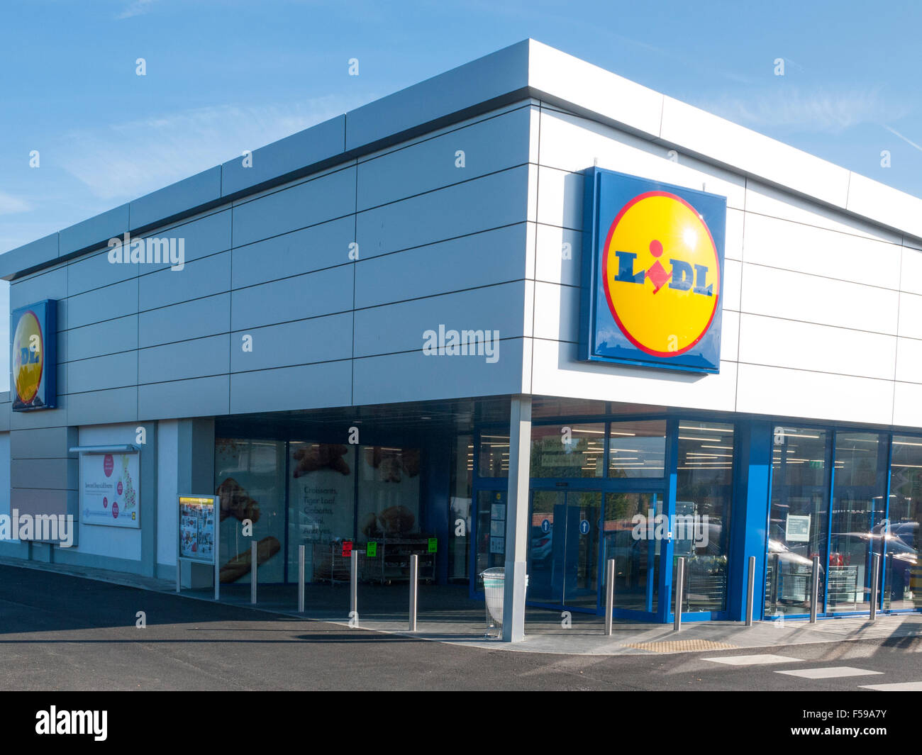 Modern supermarket exterior hi-res stock photography and images - Alamy
