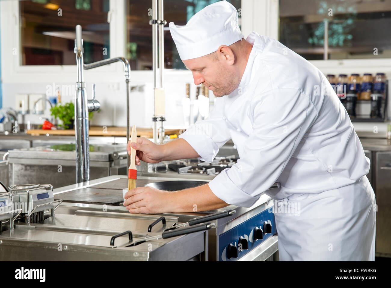 Prepare a dish hi-res stock photography and images - Alamy