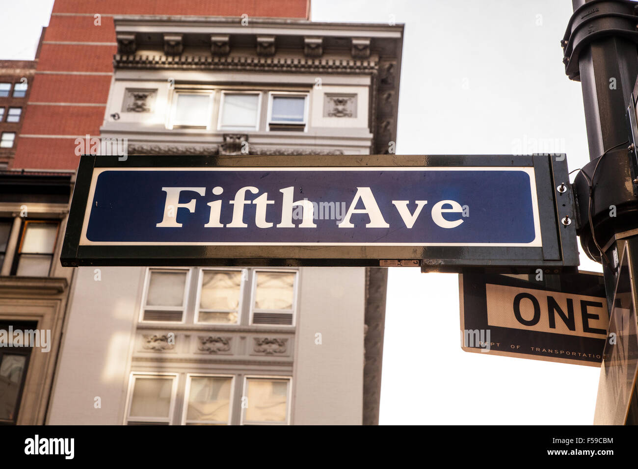 5th avenue street sign hi-res stock photography and images - Alamy
