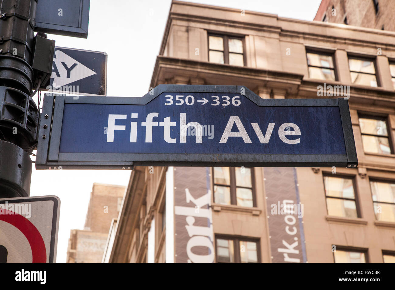 5th avenue street sign hi-res stock photography and images - Alamy