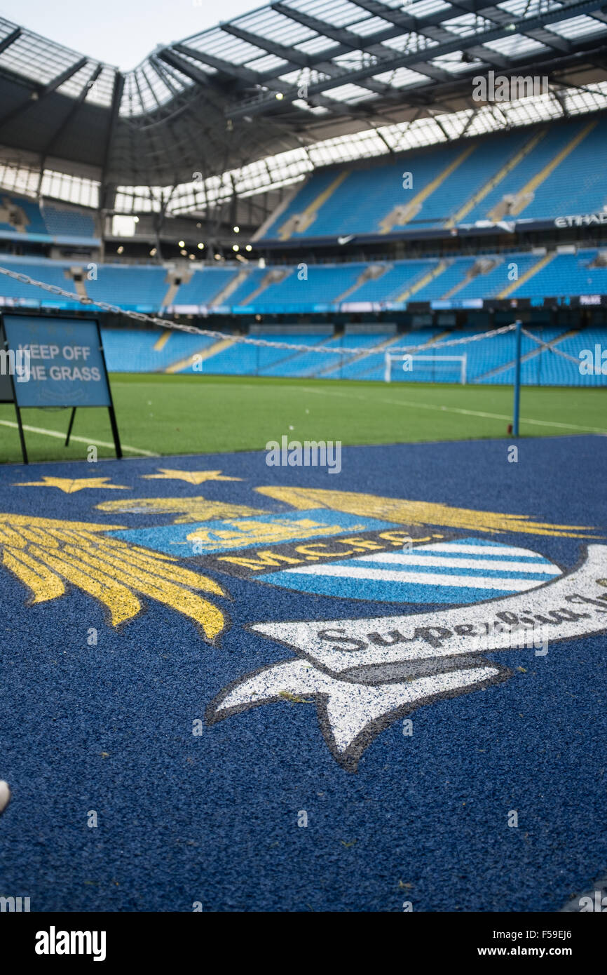 Man city logo etihad hi-res stock photography and images - Alamy