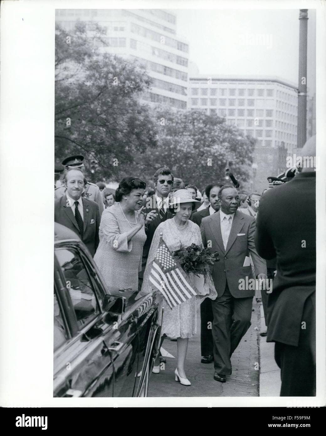 July 8, 1976 - Bicentennial Visit The Queen received by the Mayor of ...