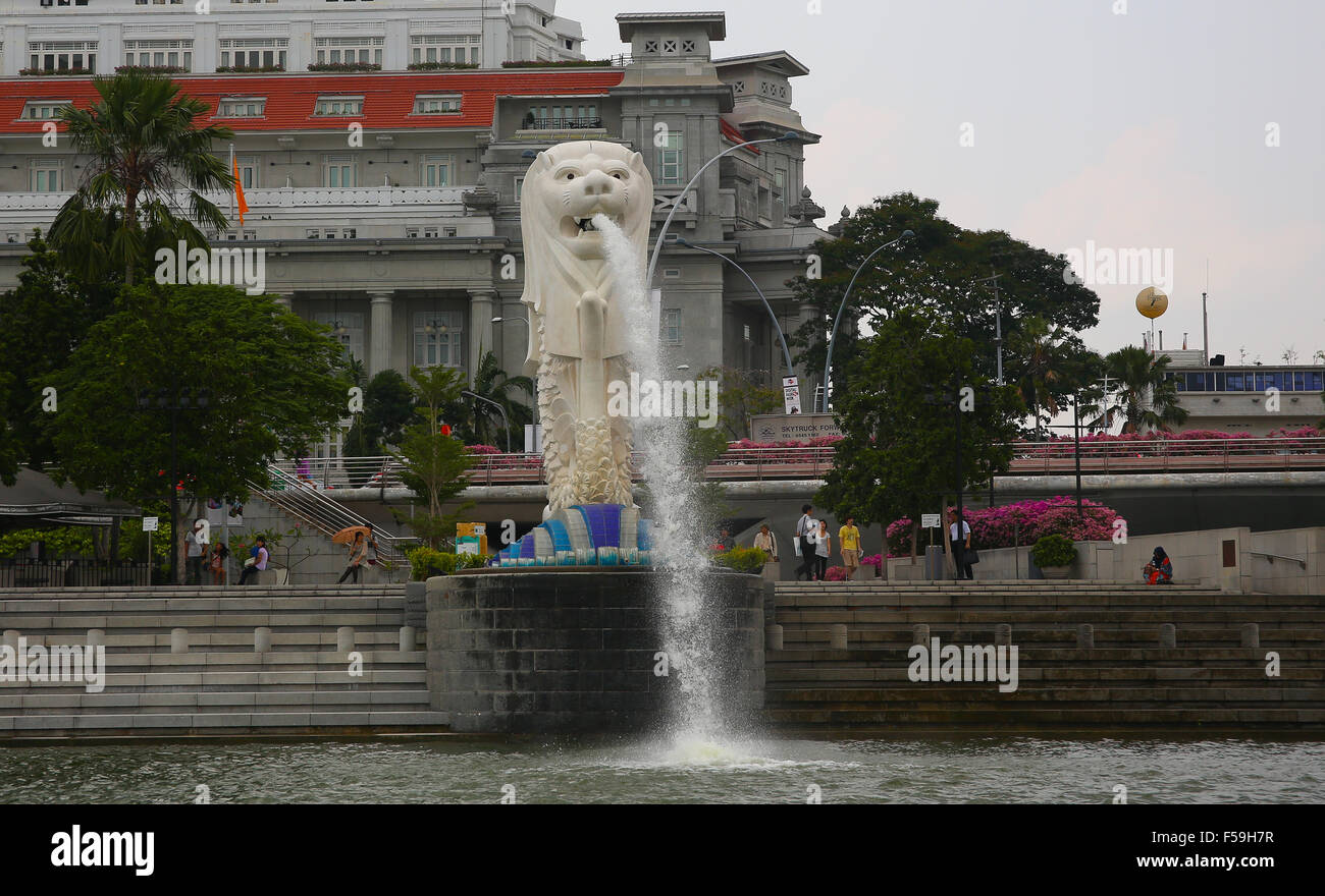 Merlion water feature statue in Singapore Stock Photo - Alamy