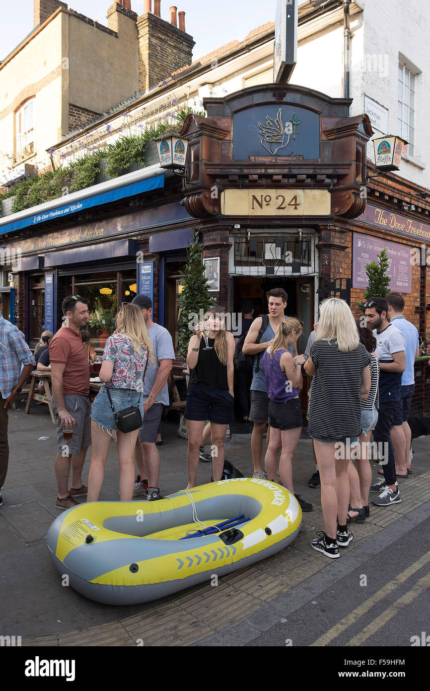 The dove pub hi-res stock photography and images - Alamy