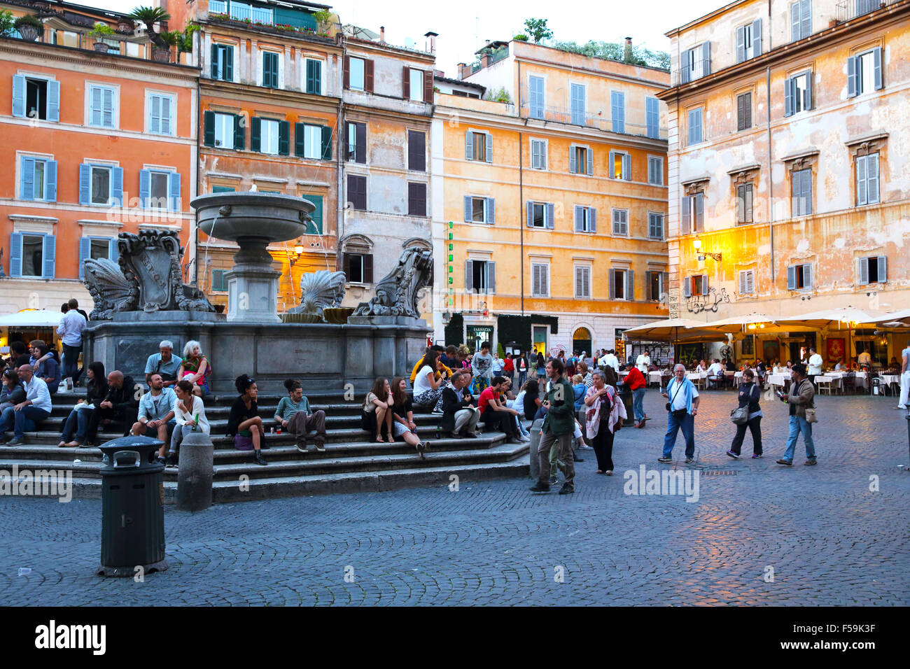 Evening in Piazza Santa Maria in Trastevere Rome Stock Photo - Alamy