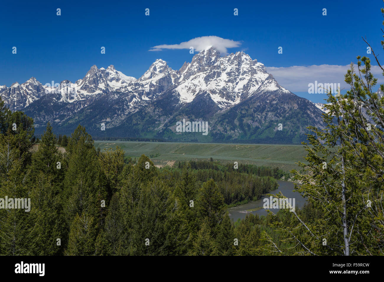 The Grand Teton mountain range from the Snake River overlook in the ...