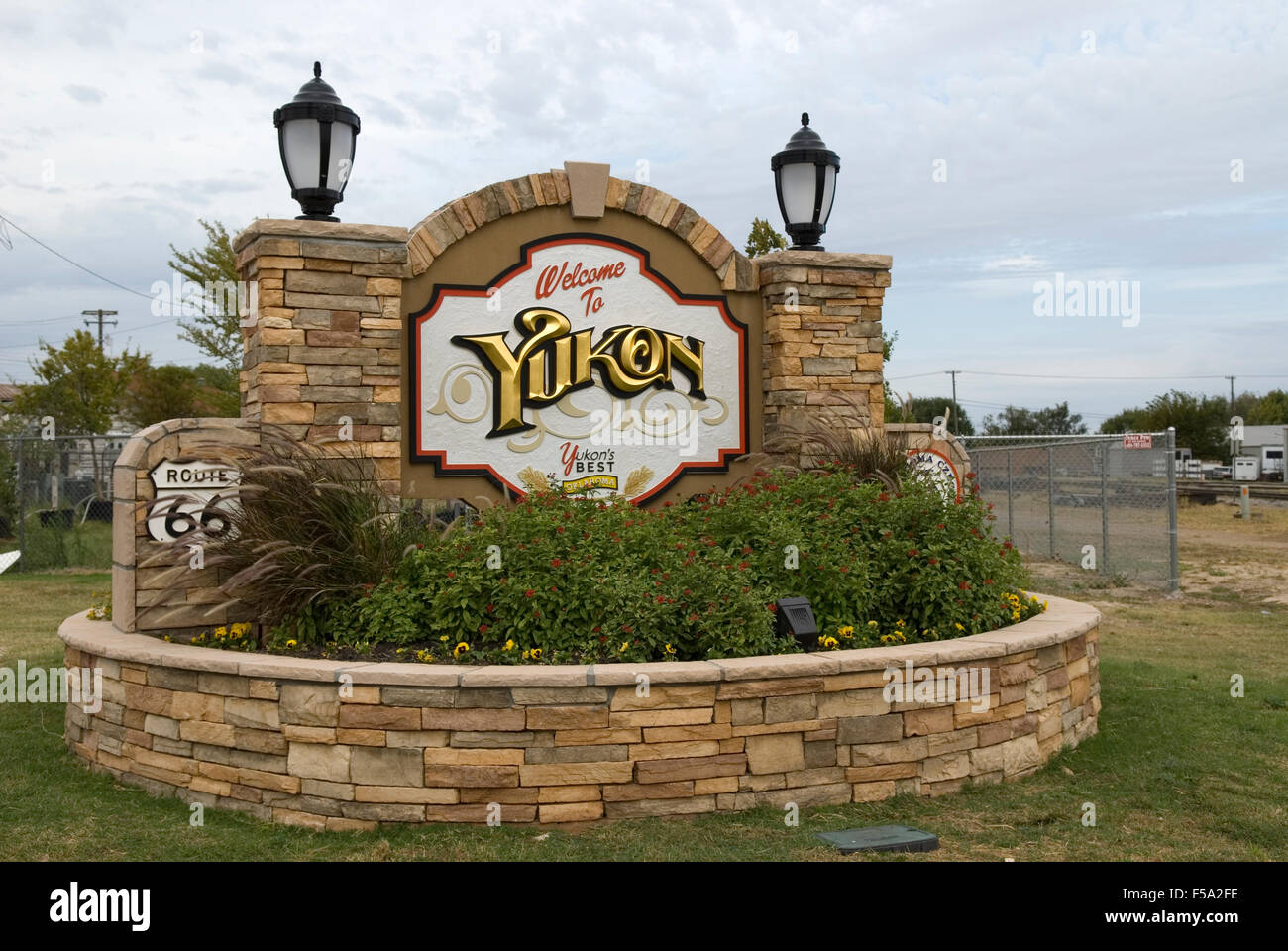 Yukon welcome sign Oklahoma USA Stock Photo - Alamy