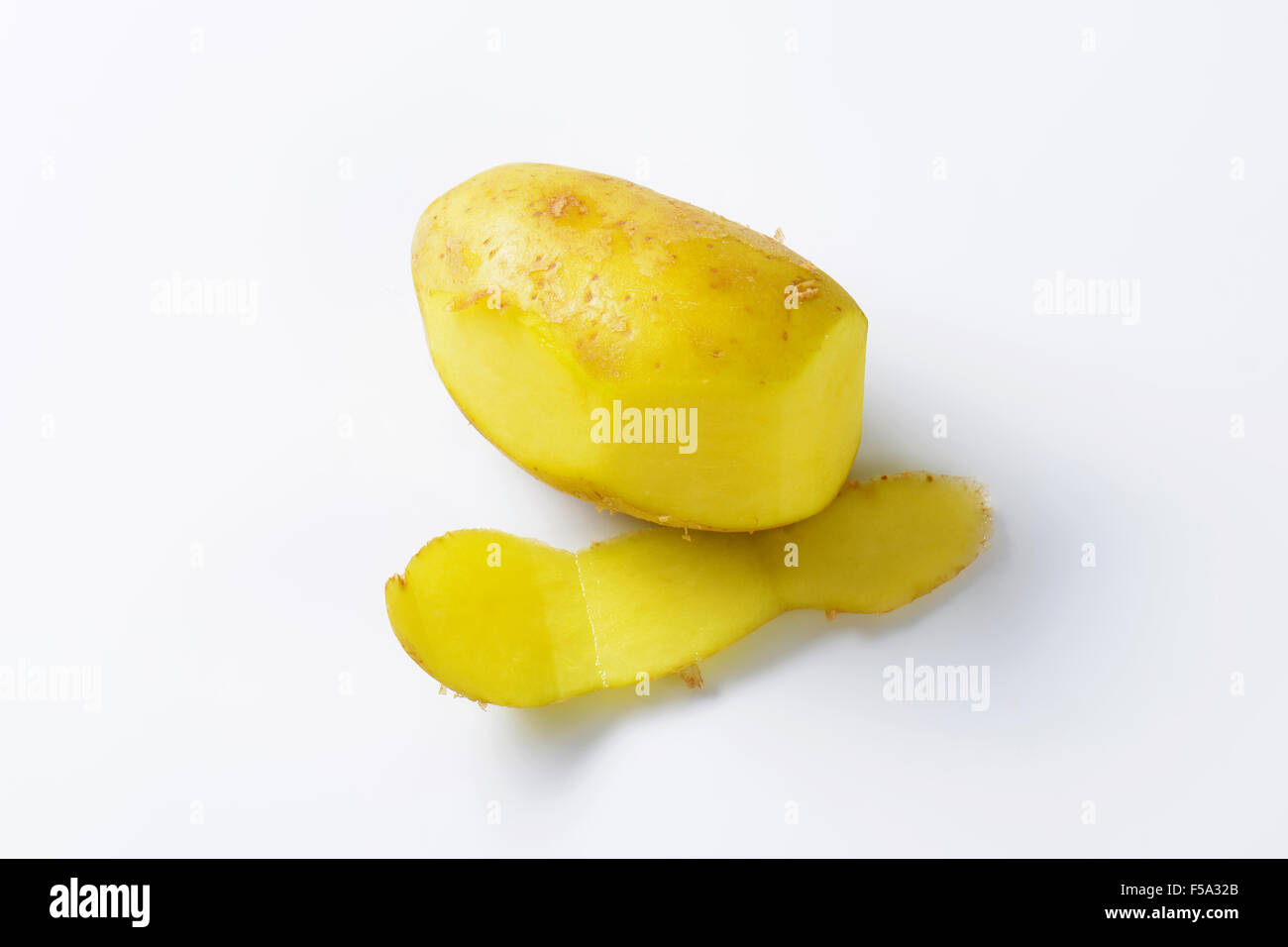Single fresh potato, partially peeled Stock Photo - Alamy