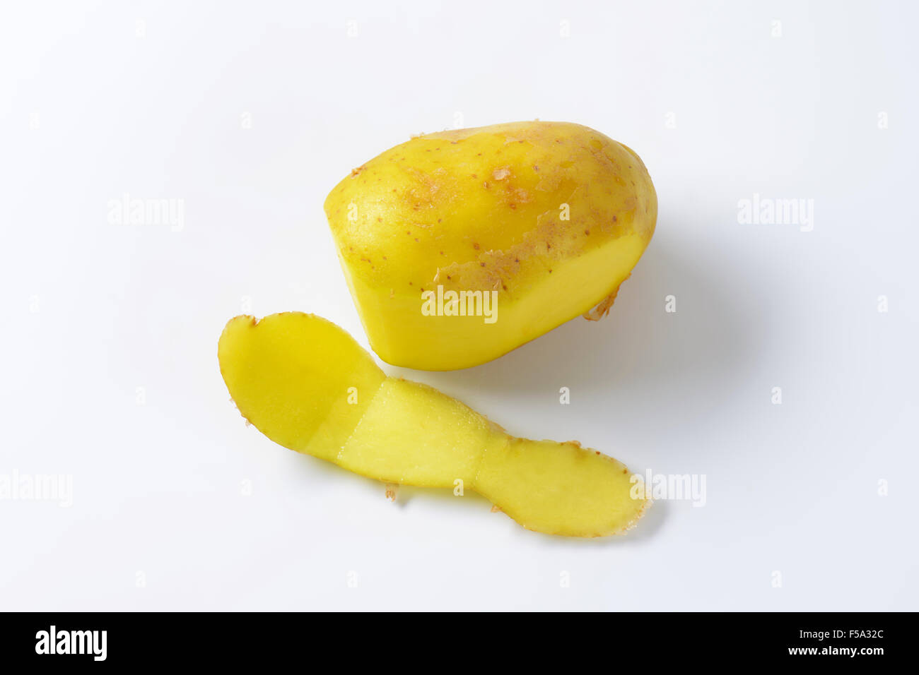 Single fresh potato, partially peeled Stock Photo - Alamy
