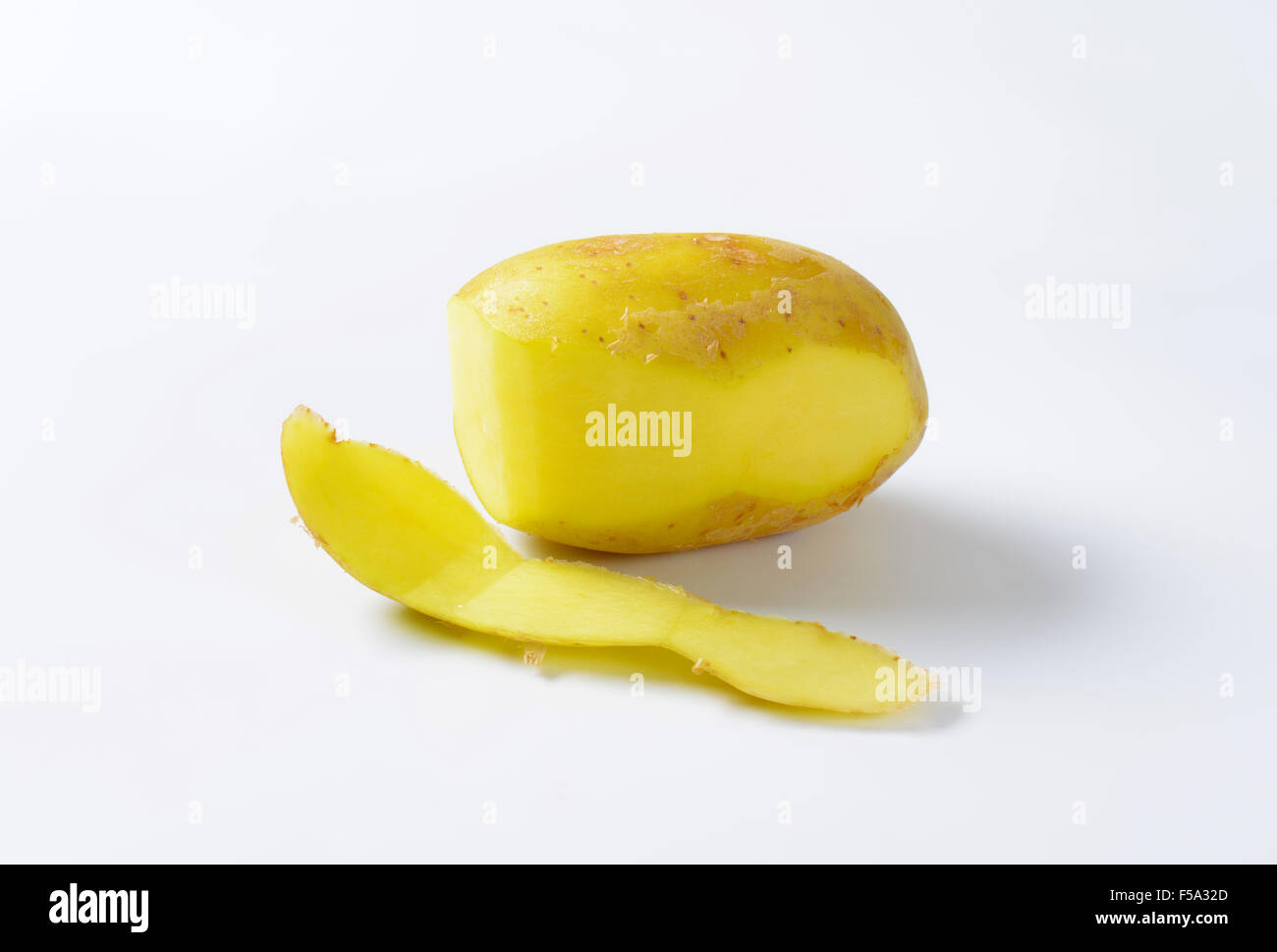 Single fresh potato, partially peeled Stock Photo - Alamy