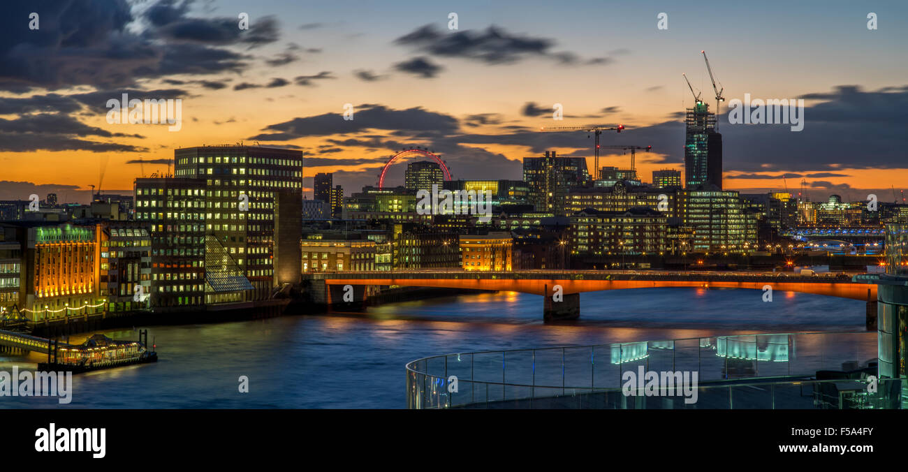 London cityscape night sky hi-res stock photography and images - Alamy