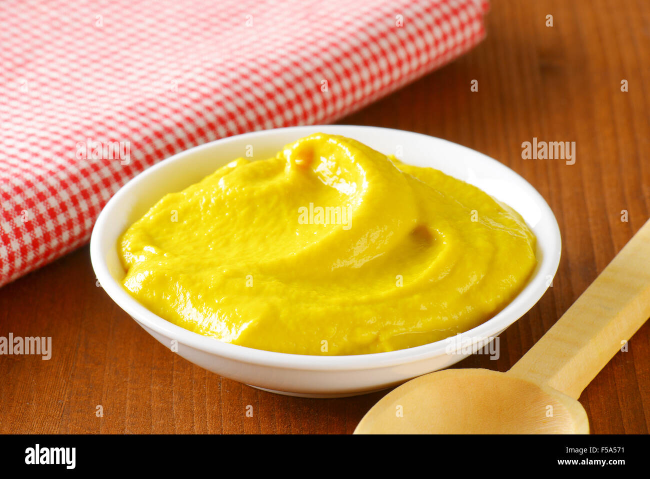 Bowl of American yellow mustard Stock Photo - Alamy