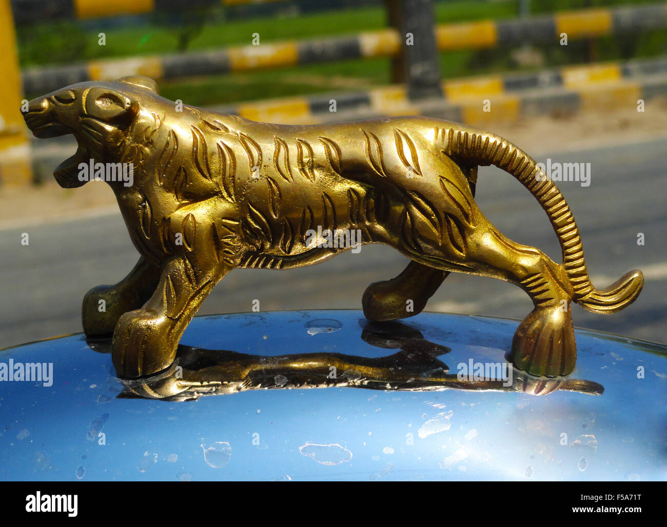 Silver metal statue sculpture hi-res stock photography and images - Alamy